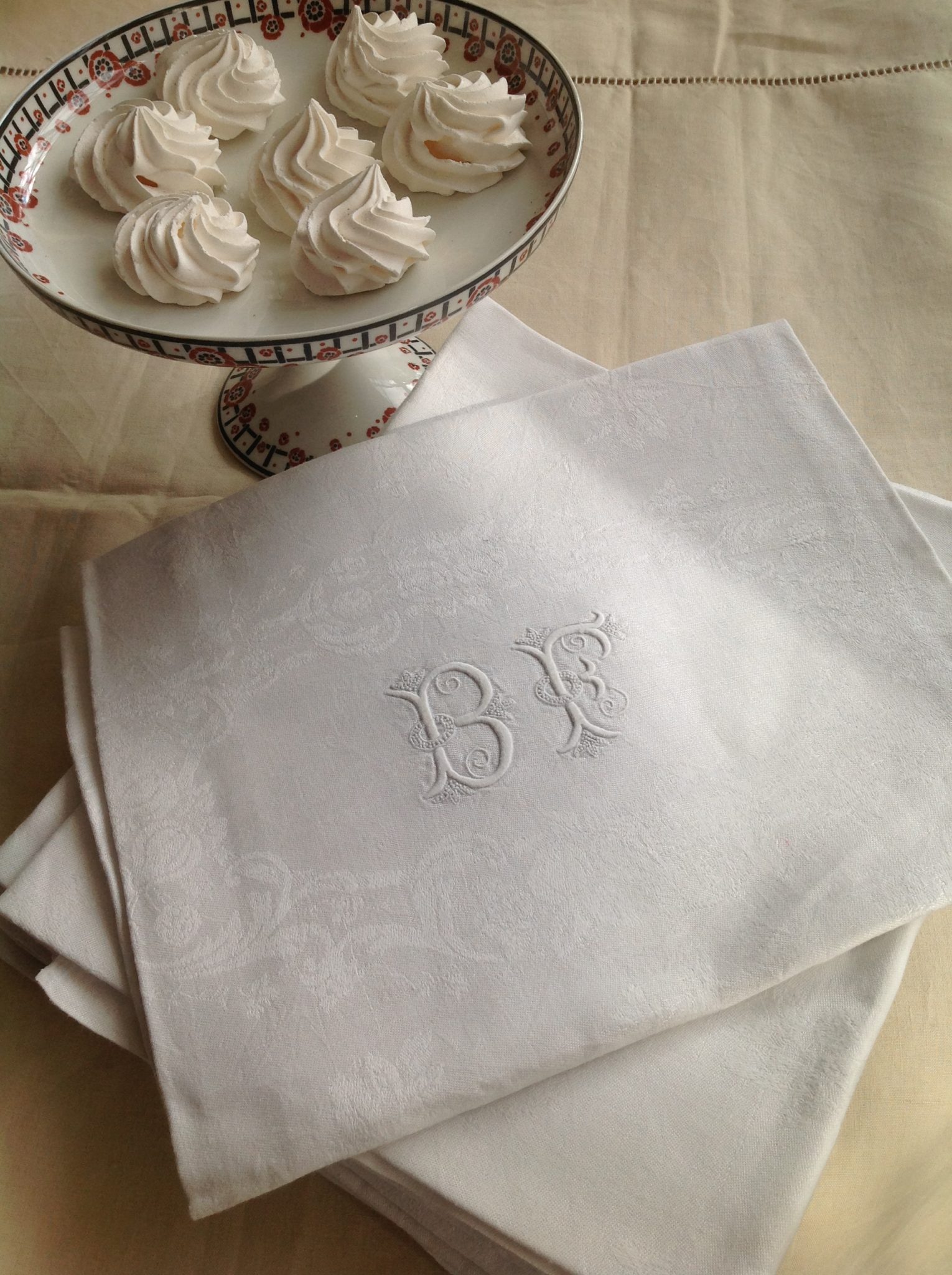 A set of 12 large monogrammed French serviettes - Antiquites Francaises